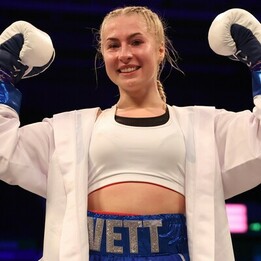 Astrid Wett vs. Andrea-Jane Bunker, MF & DAZN X Series 5 | Boxing Bout ...